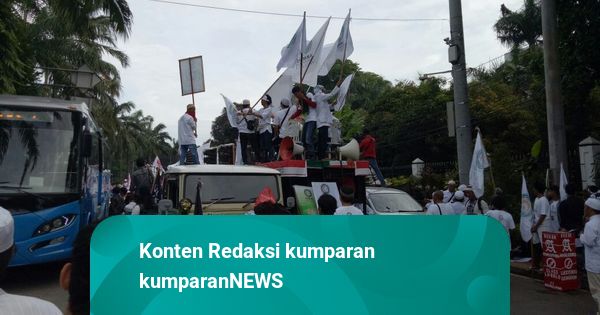 Massa Anti Ahok Penuhi Ruas Jalan di Depan Auditorium Kementan ... Massa Anti Ahok Penuhi Ruas Jalan di Depan Auditorium Kementan ...